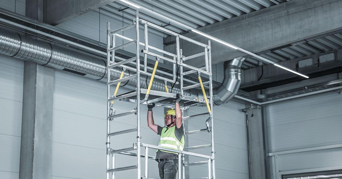 FlexxTower SGX: Ein-Personen-Gerüst von Munk lässt sich mit drei Ebenen werkzeuglos montieren ...